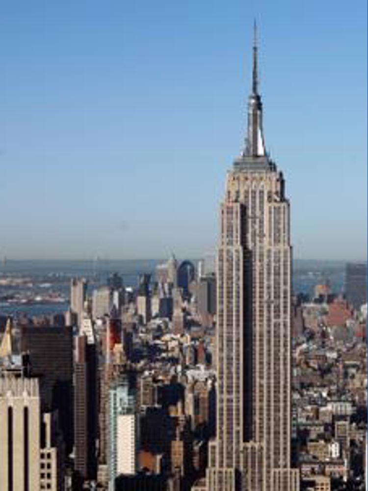 Two people climb to top of NYC's Empire State building | 13wmaz.com