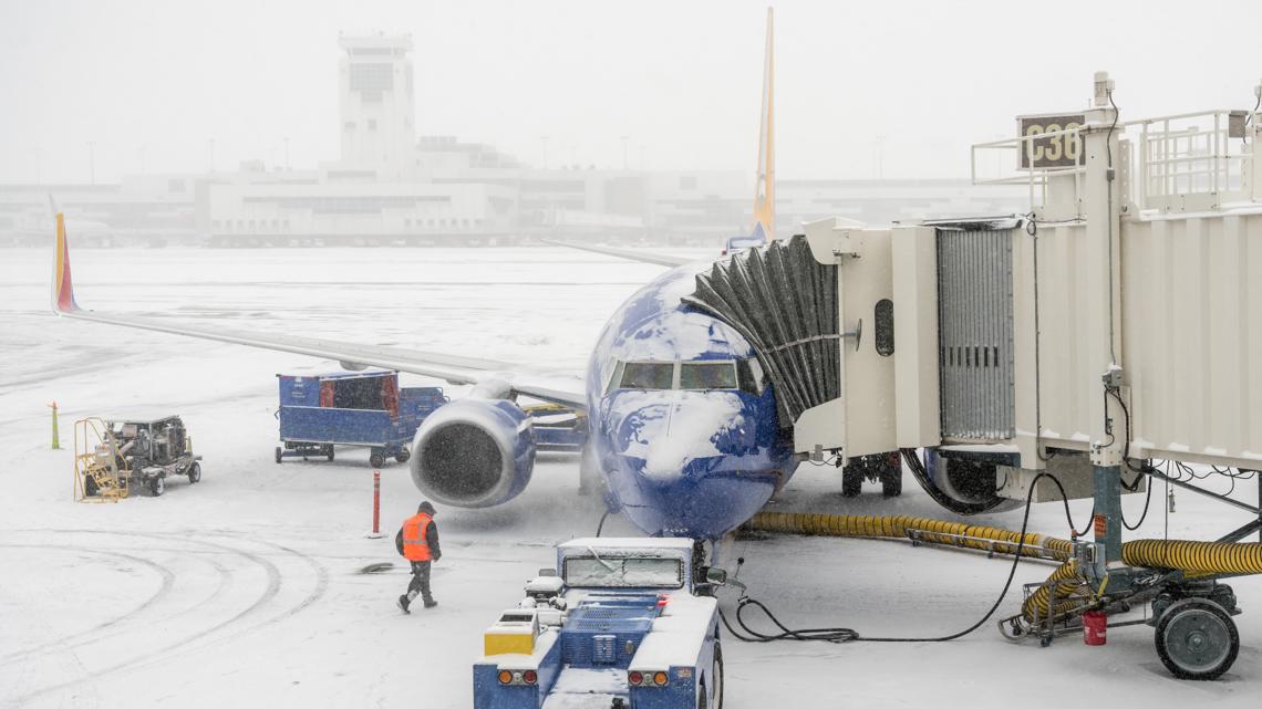 Airlines dropping flight change fees ahead of major winter storm ...