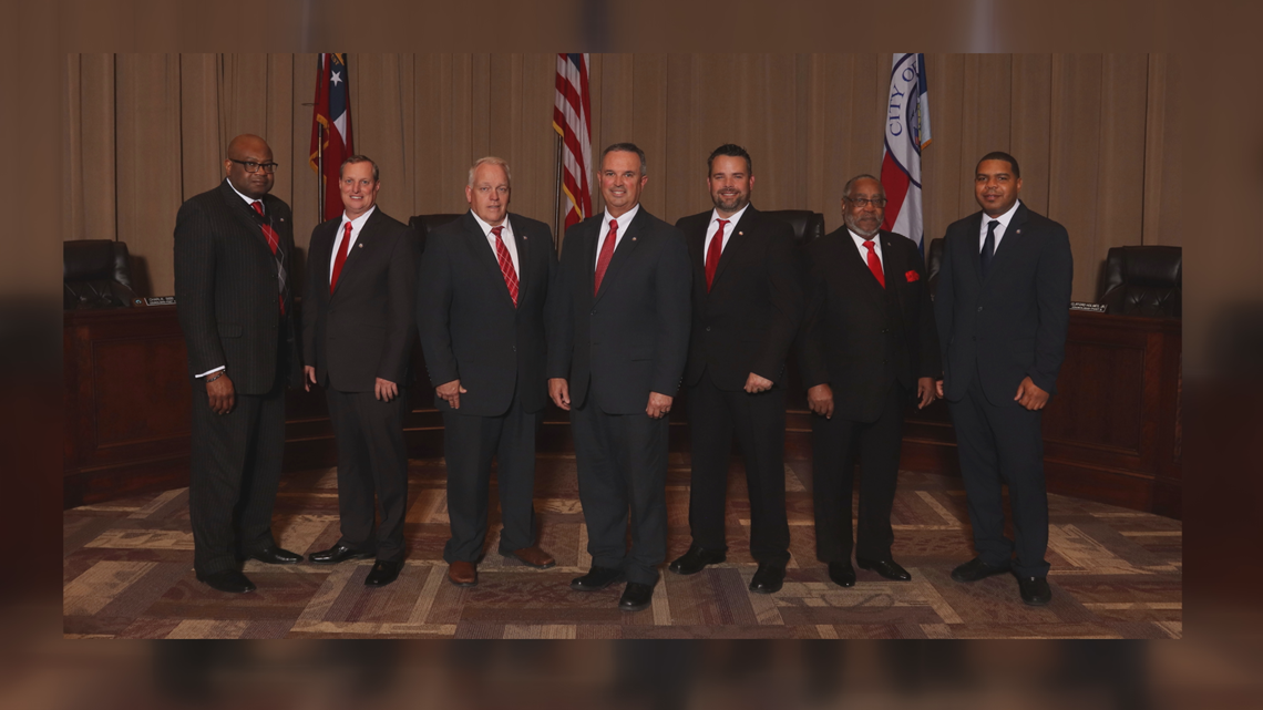 Are Warner Robins mayor, council given city-issued phones? | 13wmaz.com