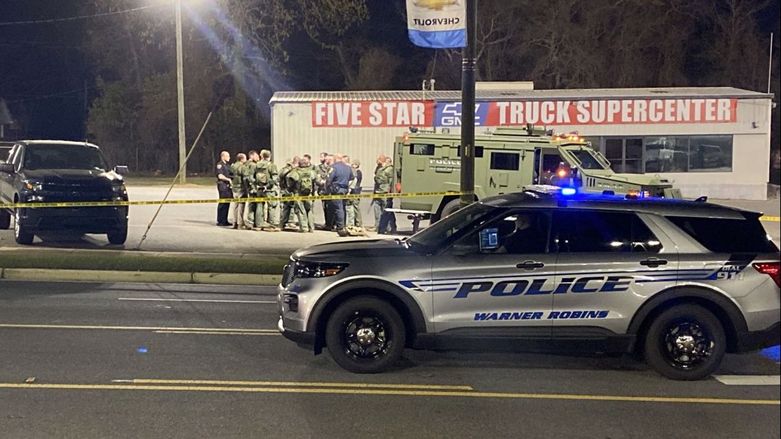 Warner Robins police at scene of SWAT operation on Watson Blvd | 13wmaz.com