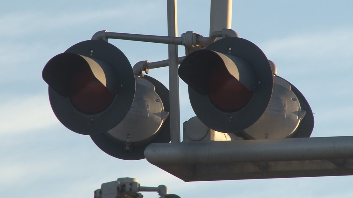 Railroad crossing arms malfunction in Monroe County | 13wmaz.com