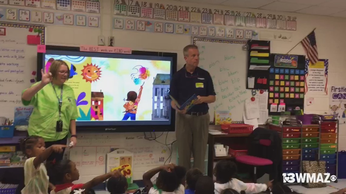 Frank Malloy at Heritage Elem. for Read for the Record | 13wmaz.com