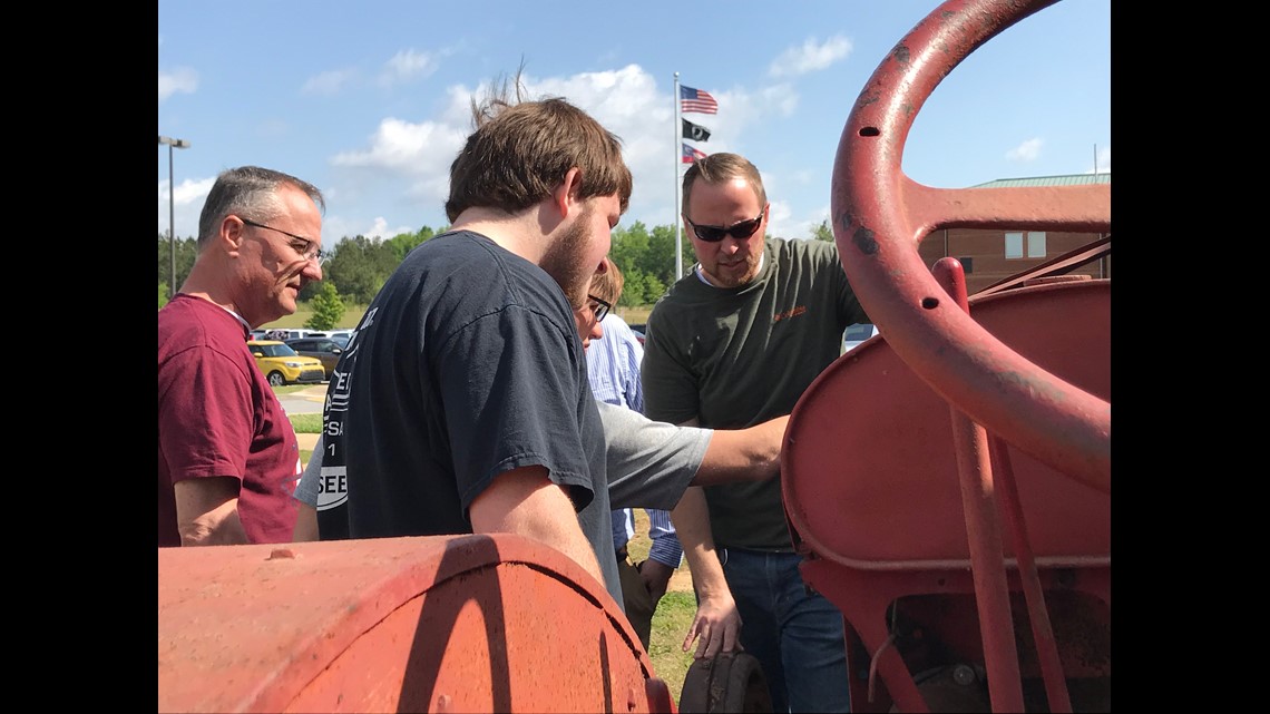 Rutland High students enter tractor restoration competition | 13wmaz.com