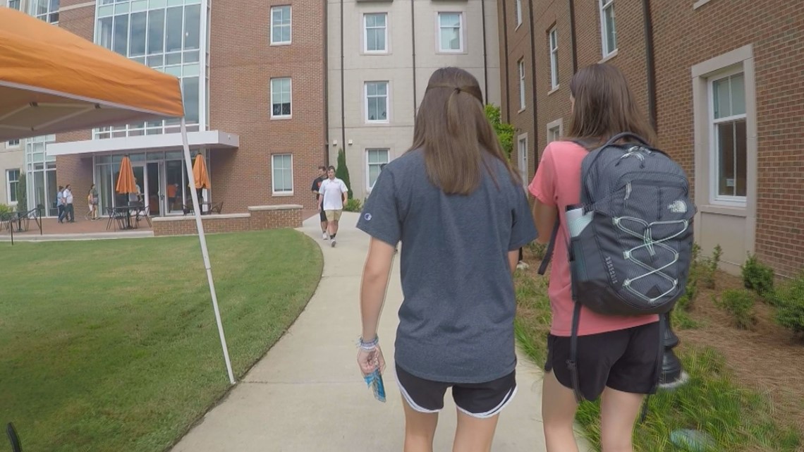 Hundreds of students move into Mercer University dorms | 13wmaz.com