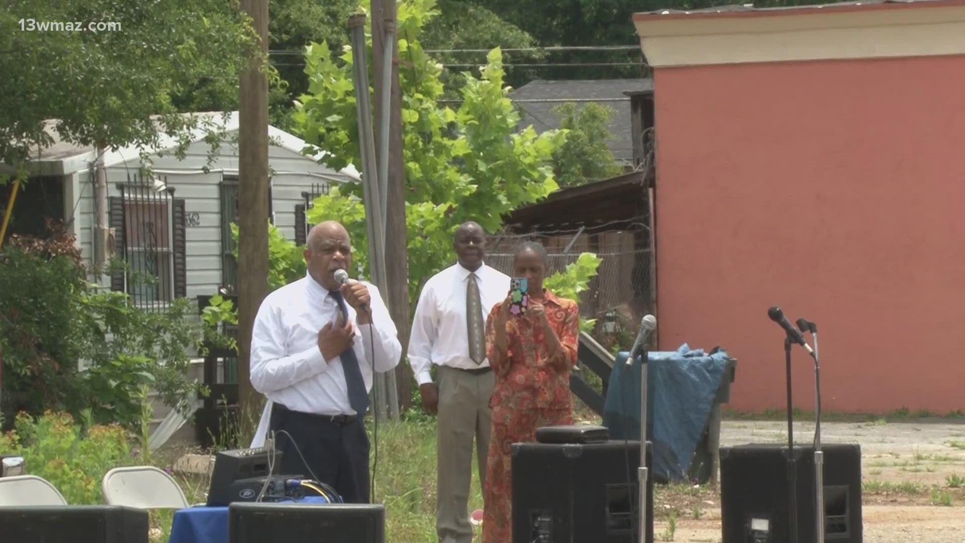 Macon pastor honors shooting victims with prayers | 13wmaz.com