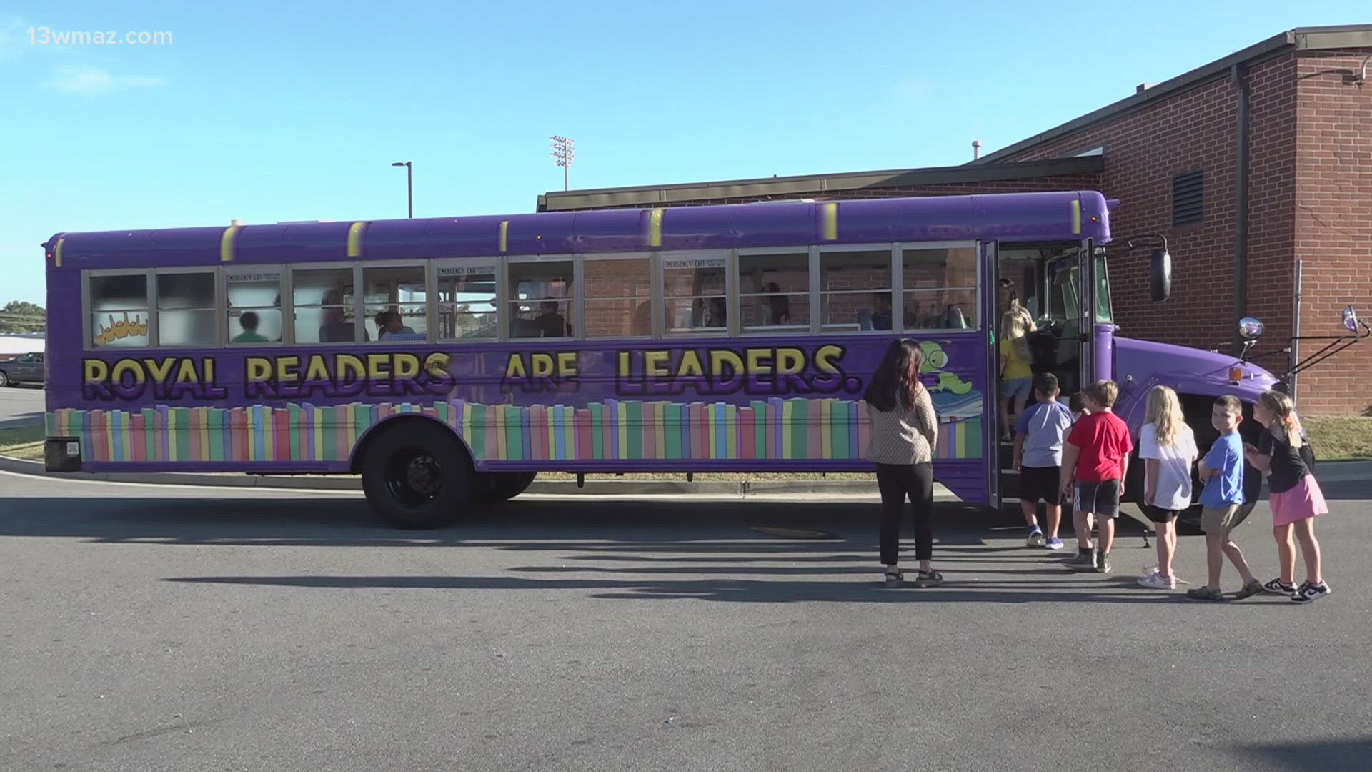 Bleckley’s Royal Reader Bus brings books and food to students | 13wmaz.com