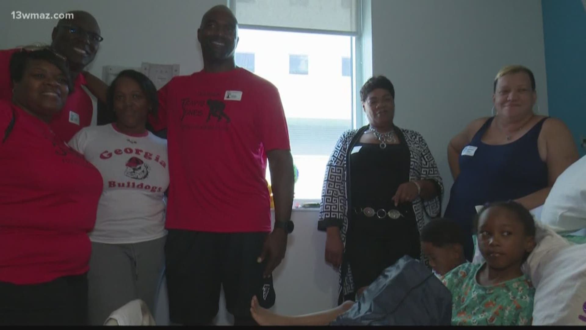 Atlanta Falcons coach Travis Jones visits Children's Hospital in Macon ...