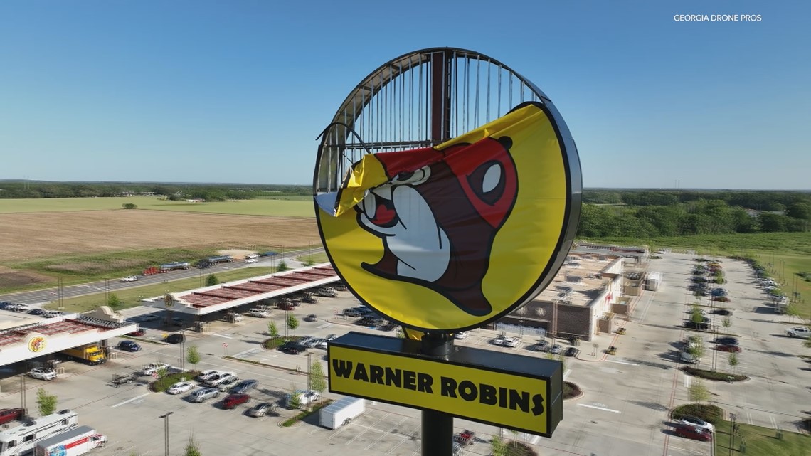 Warner Robins Buc-ee's sign feels Tuesday afternoon's wind | 13wmaz.com