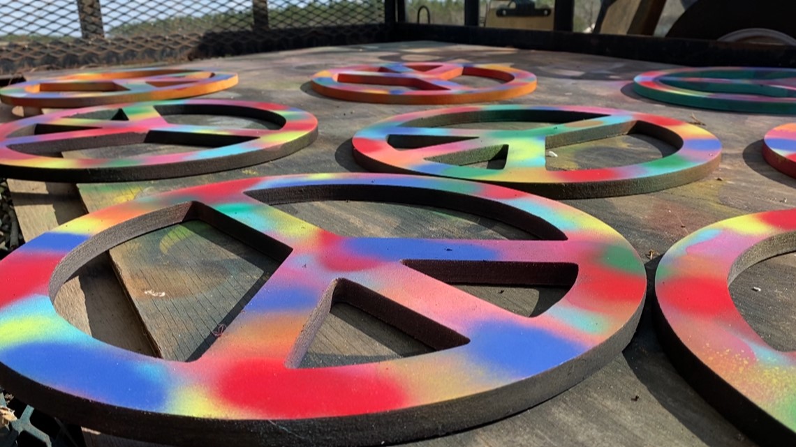 Jimmy Carter's niece honors her uncle with tie-dye peace signs | 13wmaz.com