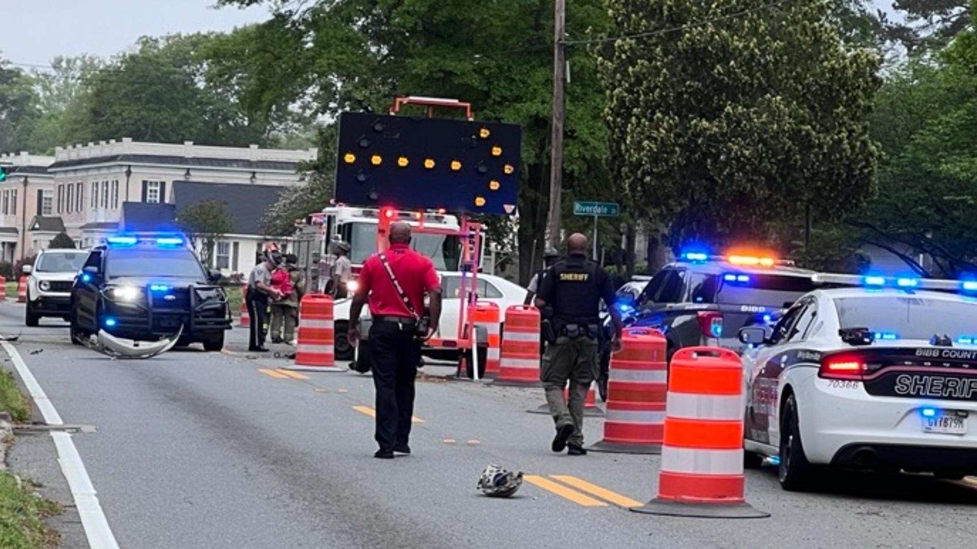 Vineville Avenue shutdown after man crashes into utility pole during chase | 13wmaz.com