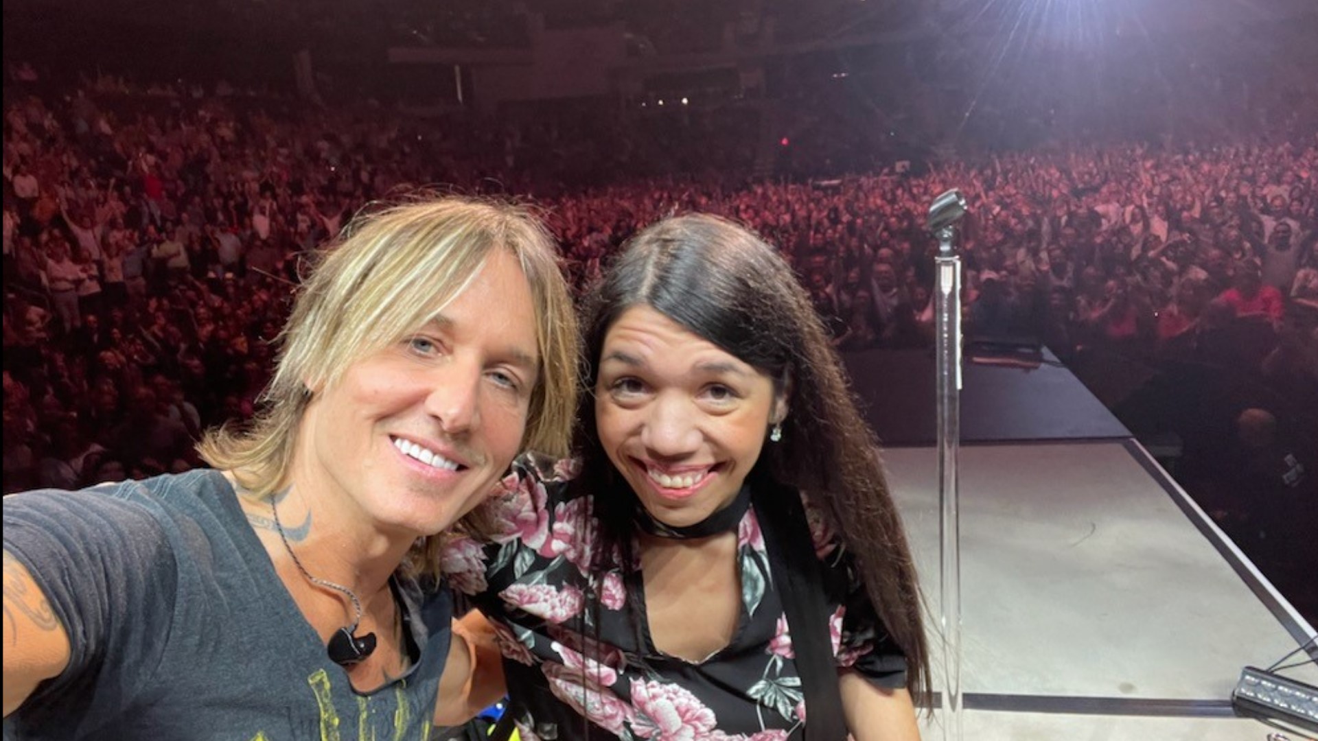 Keith Urban plays with fan on stage in Georgia | 13wmaz.com