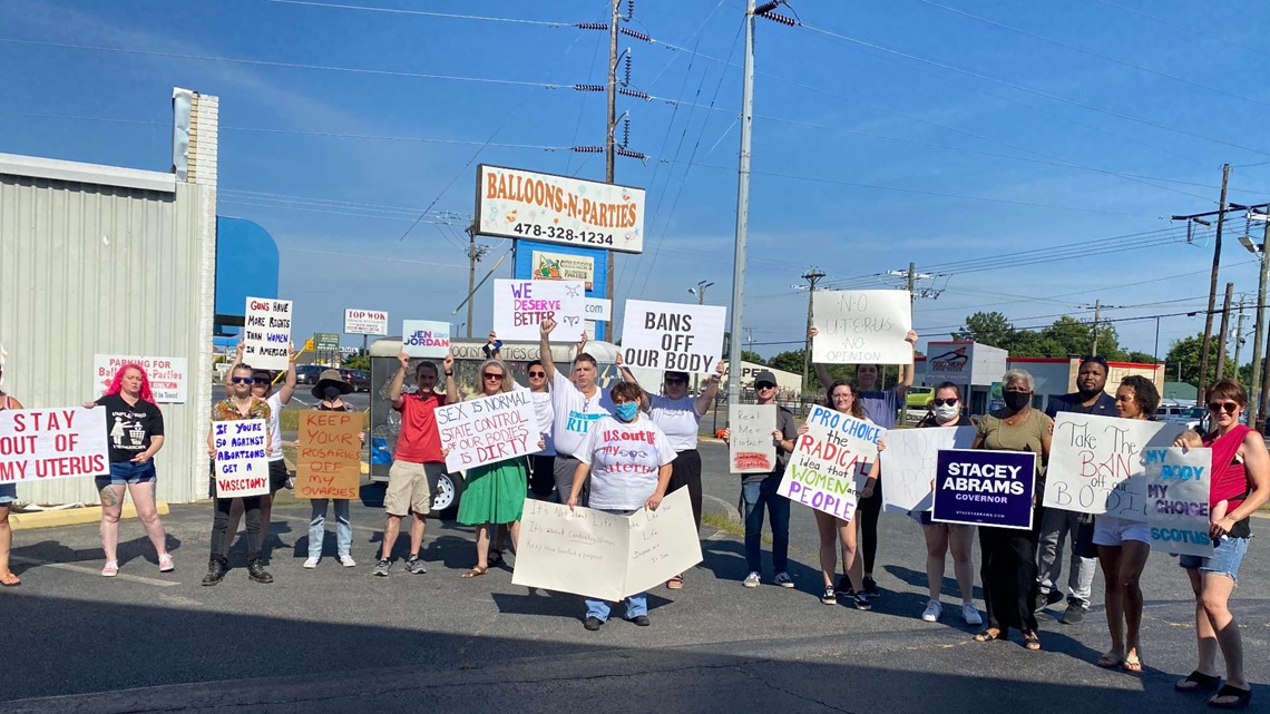 Houston County democrats hold reproductive rights rally | 13wmaz.com