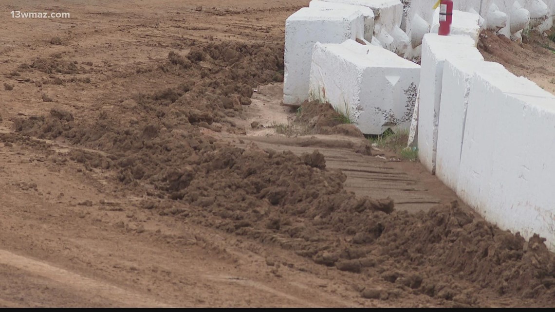 Bystanders injured in crash at Cochran Motor Speedway | 13wmaz.com