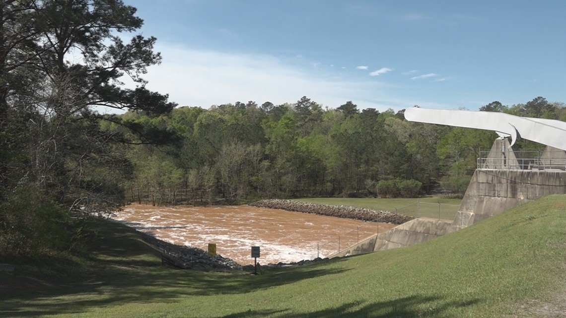 Lake Tobesofkee workers open dam and clean after storm | 13wmaz.com