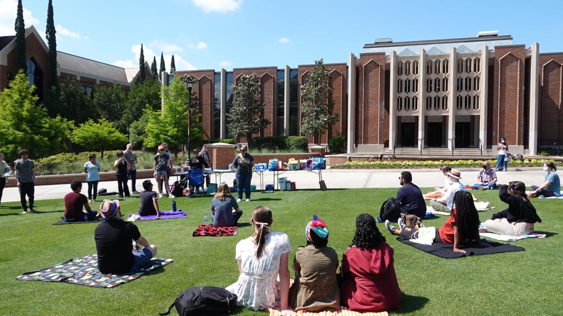 Mercer students gather in support of students right to protest | 13wmaz.com