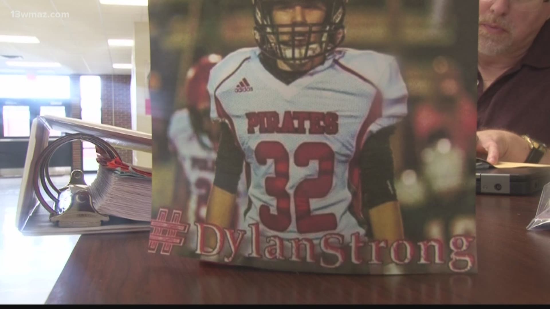 Students sign poster in support of Pike Co. football player | 13wmaz.com