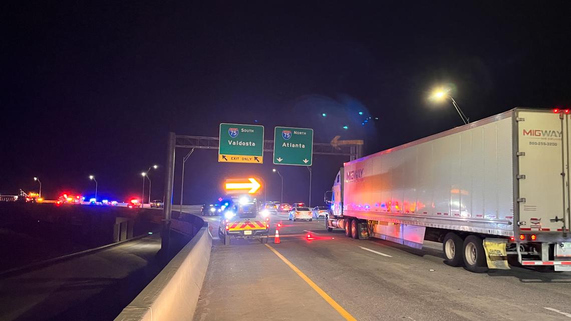 Traffic blocked on I-16 exit due to overturned tractor-trailer | 13wmaz.com
