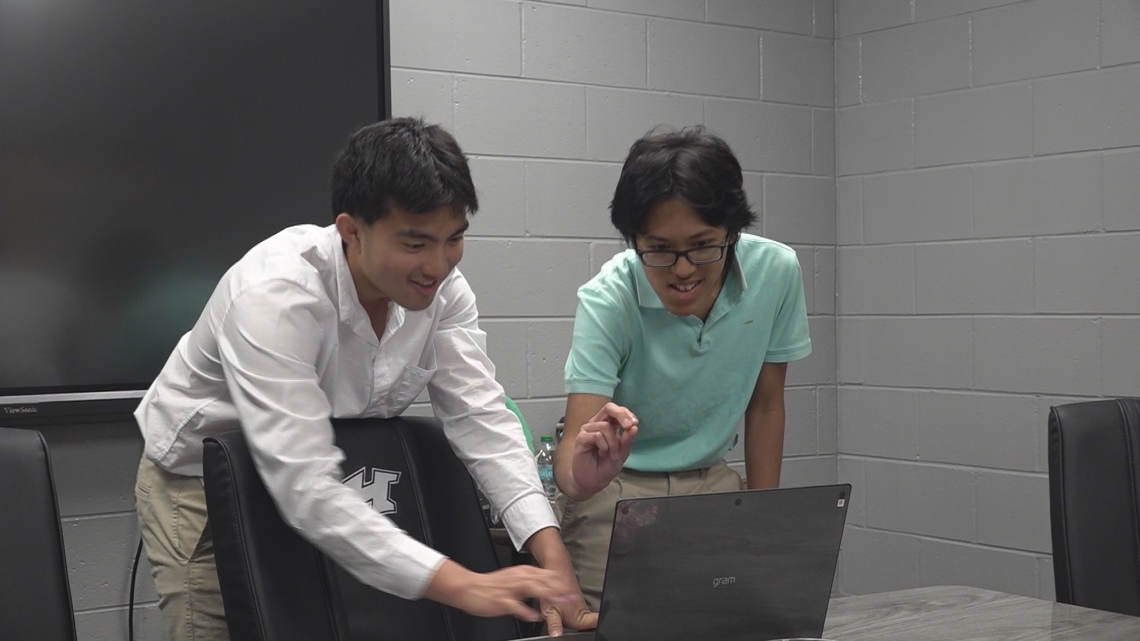 Students create ASL-to-English app using AI | 13wmaz.com