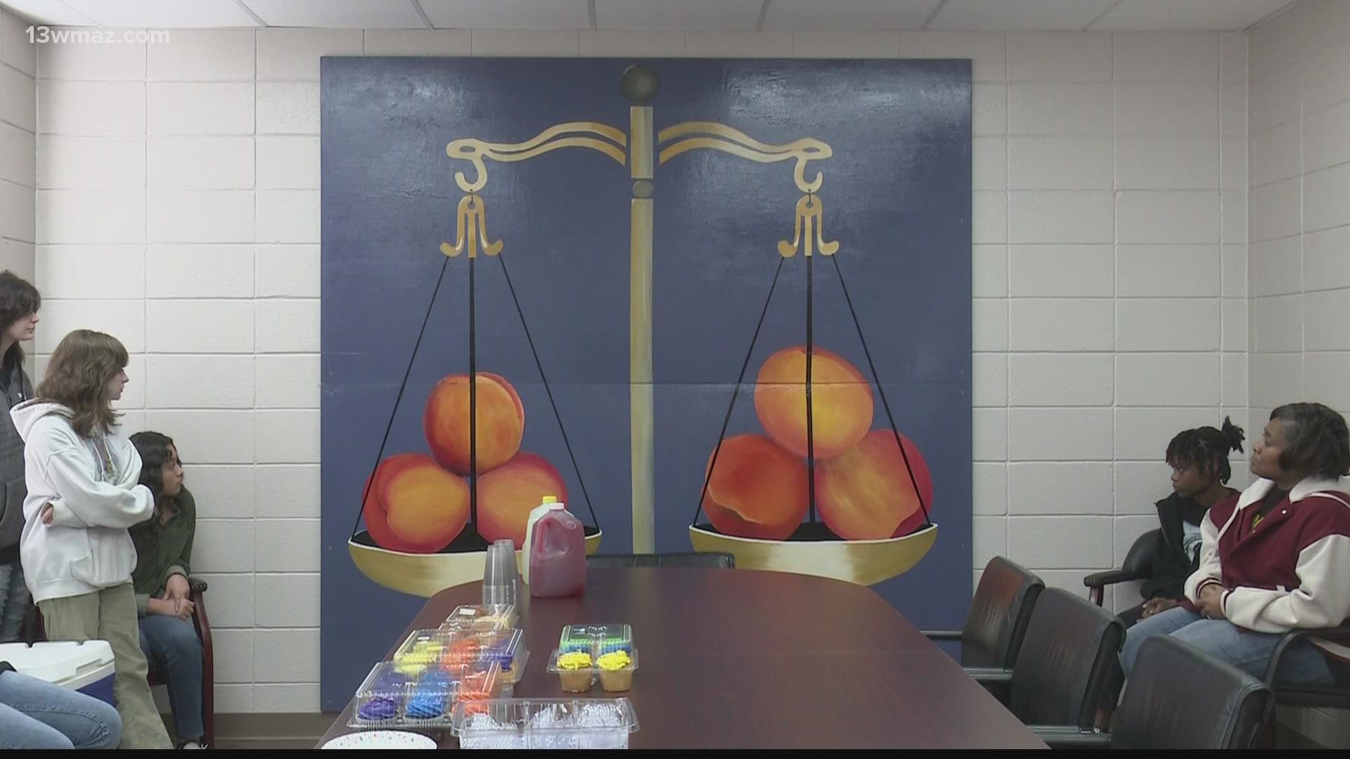 Peach County High School art students unveil courthouse mural | 13wmaz.com
