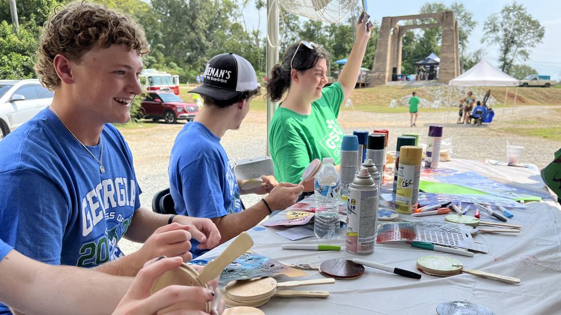 First year Georgia College students participate in GCSU Gives Day ...