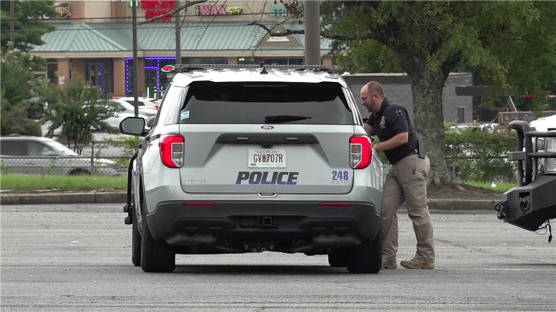 Warner Robins Police officer shot in Galleria Mall standoff, suspect ...