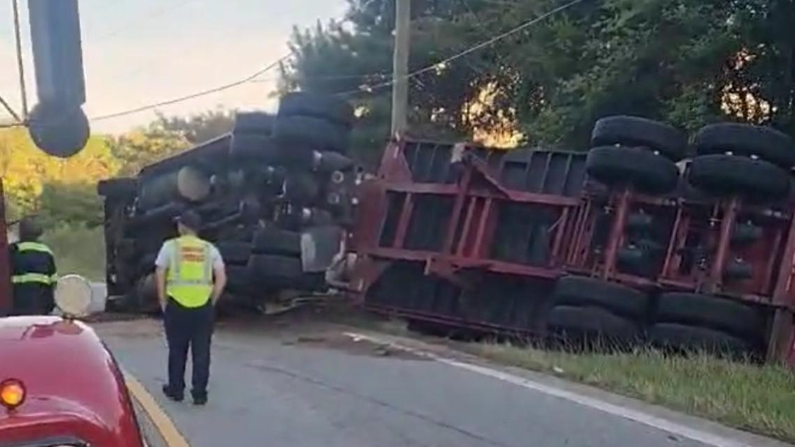 Overturned 18-wheeler blocks lanes in West Macon | 13wmaz.com