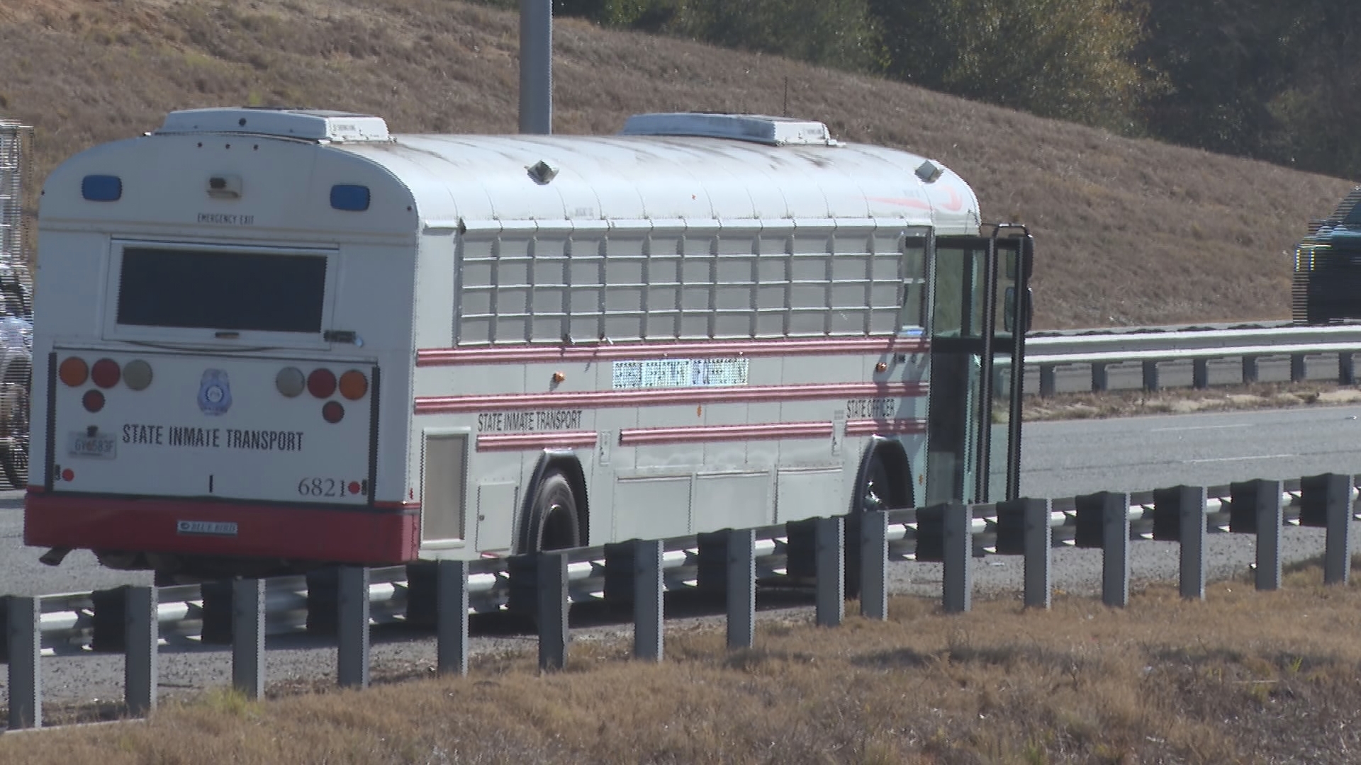 Prison bus faces mechanical issues, causes brief lane closure on ...