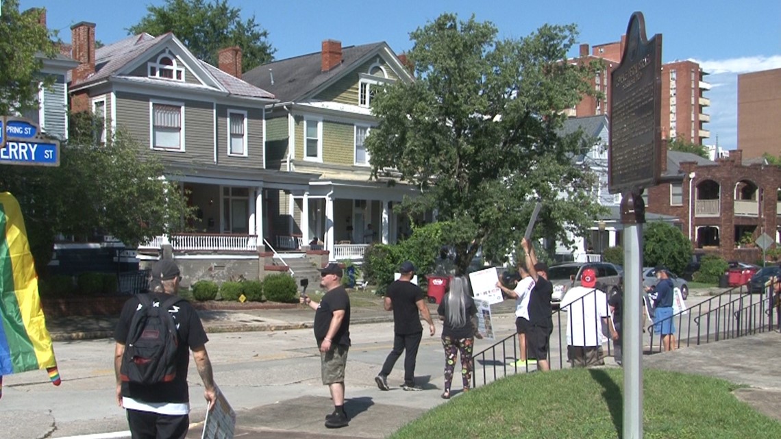 Jon Minadeo, Anti-Semitic protesters demonstrate at GA synagogue ...