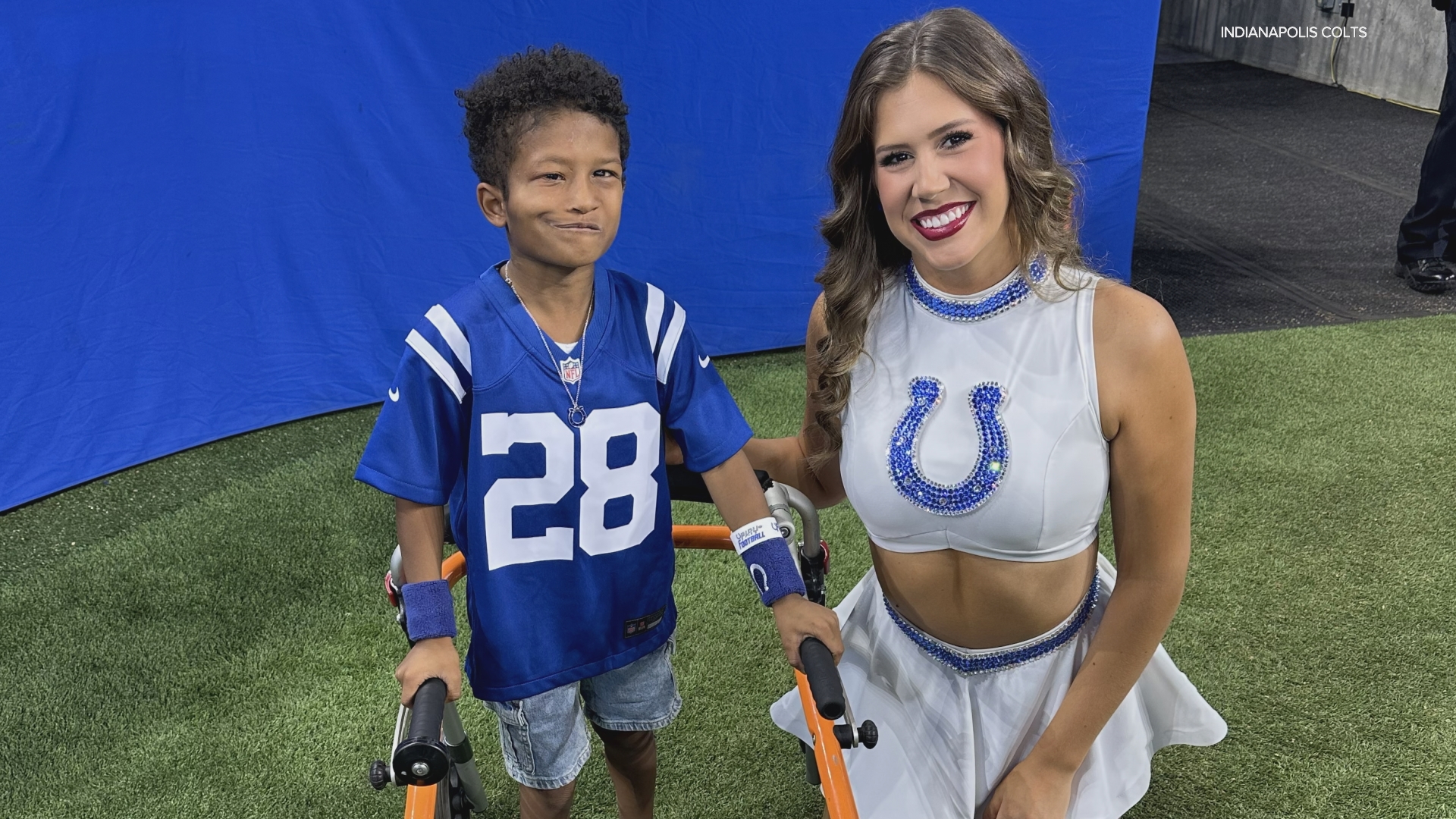 Indianapolis Colts cheerleader uses sign language to converse with deaf ...
