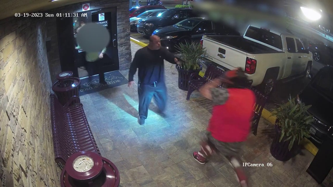 Florida bouncers take down masked armed man trying to get in club ...