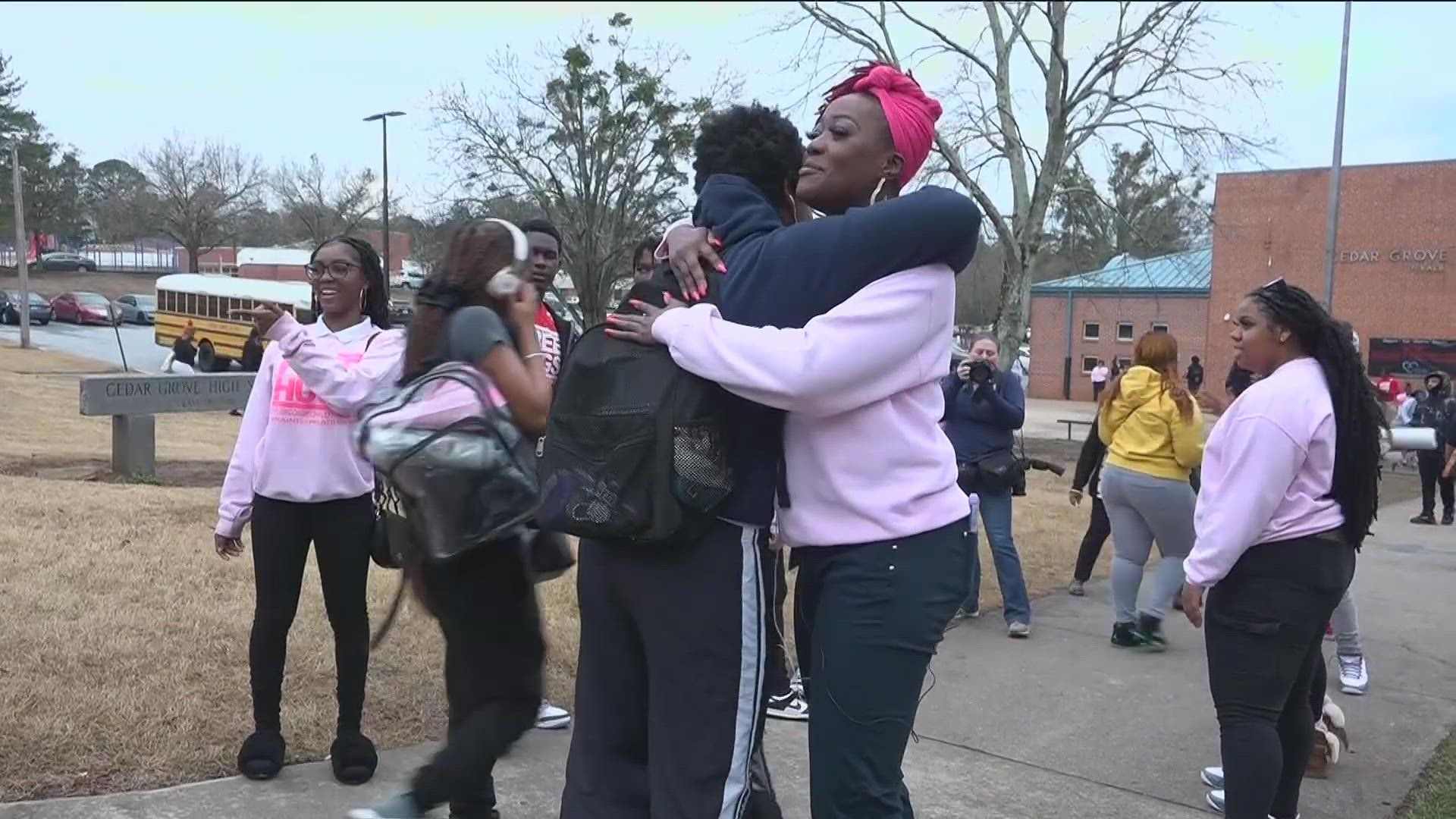 Cedar Grove High School | Hugs for students | 13wmaz.com