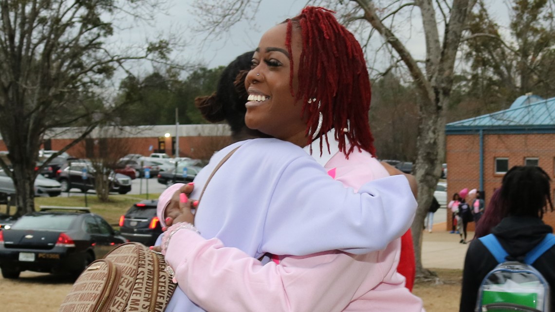 Cedar Grove High School | Hugs for students | 13wmaz.com