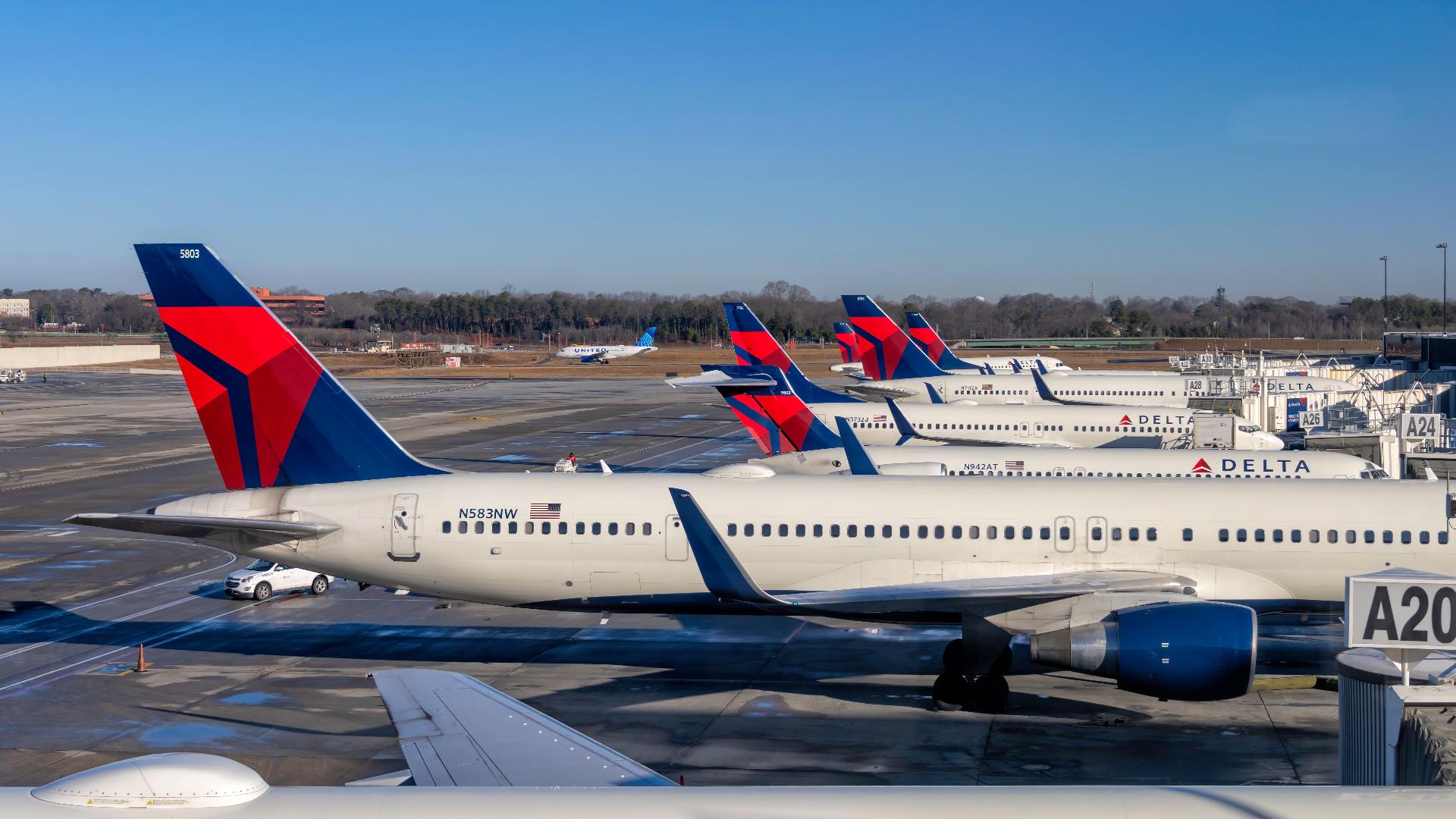 Atlanta Delta flight diverted to Jacksonville from smoke in cabin ...