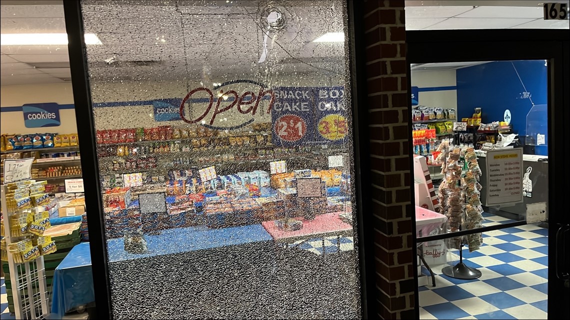 3 shot outside southwest Atlanta bakery outlet | 13wmaz.com